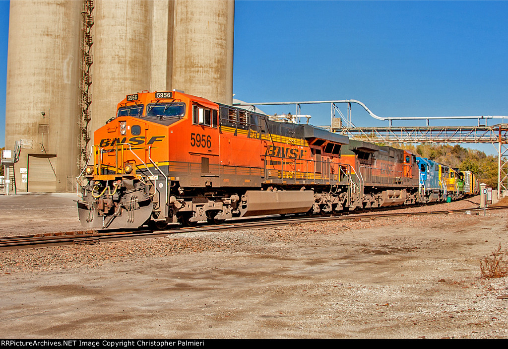BNSF 5956 Leads M-LINLIN1-27